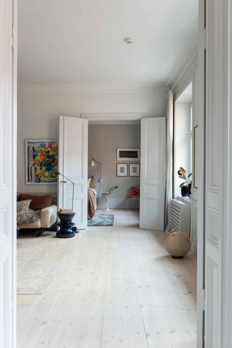 An extremely stylish apartment in soft tones – House-Diaries.com